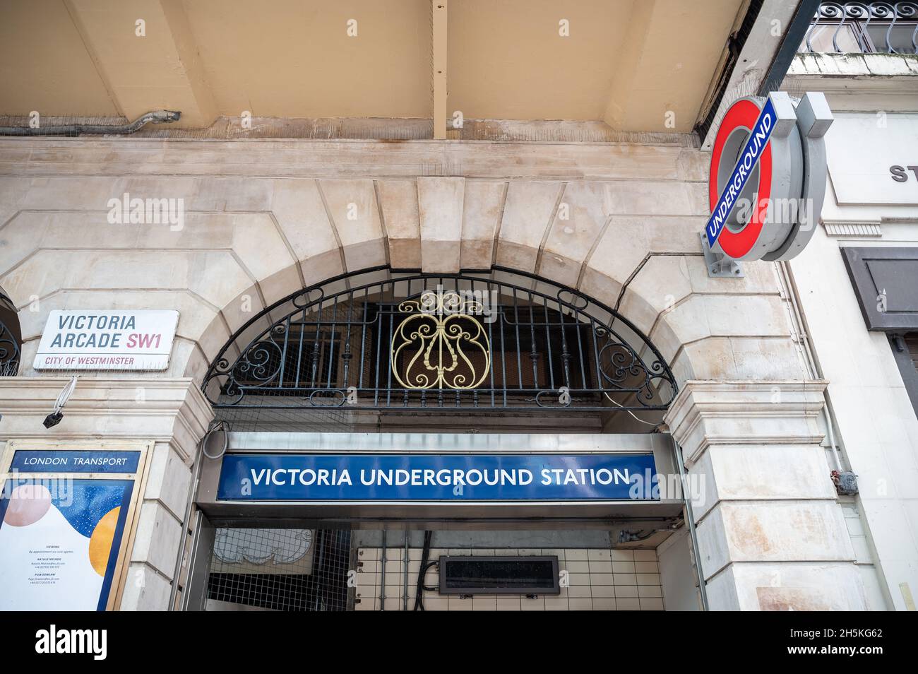 Victoria Underground Station, London Stock Photo - Alamy