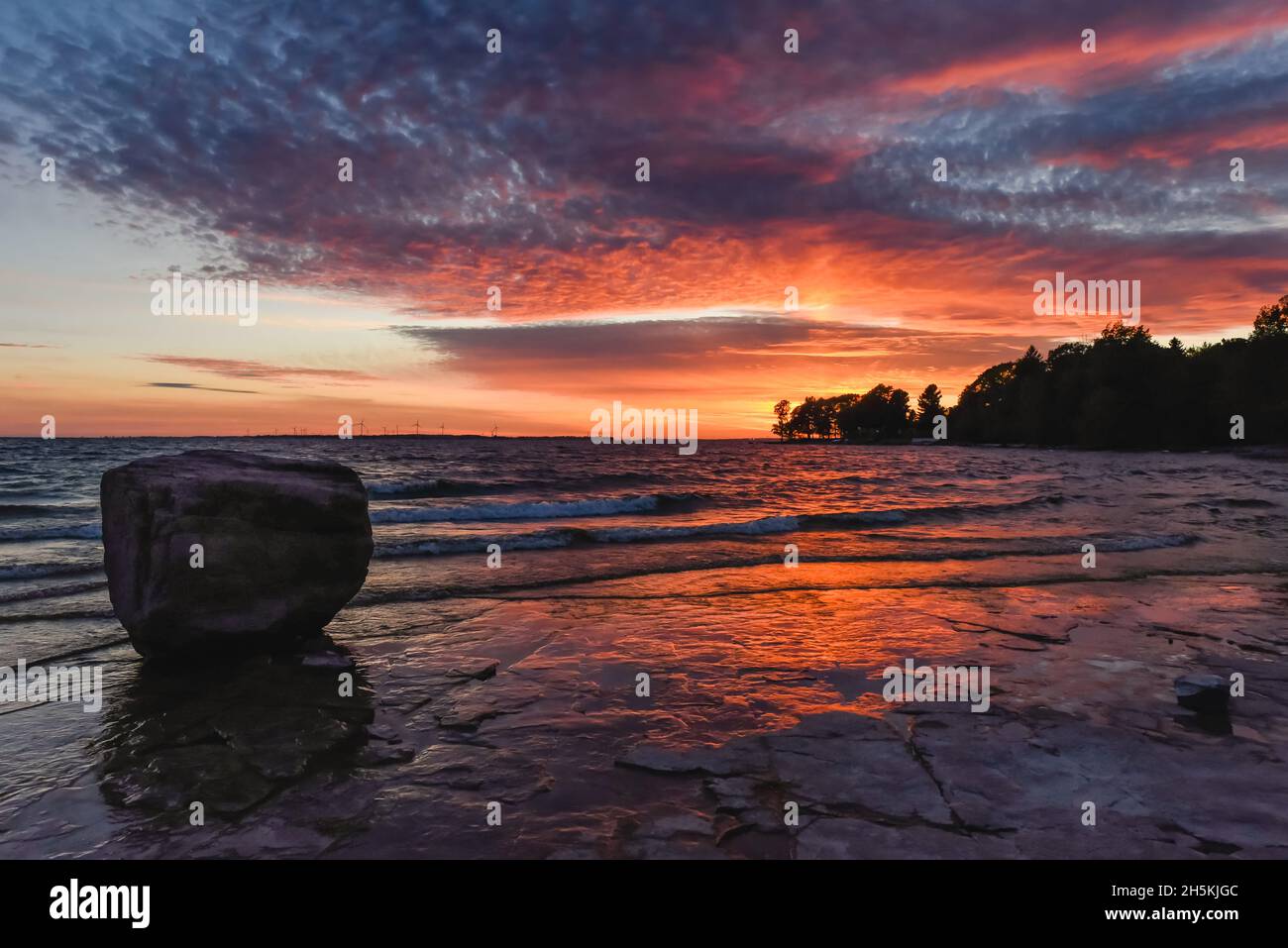 Shoreline rock hi-res stock photography and images - Alamy