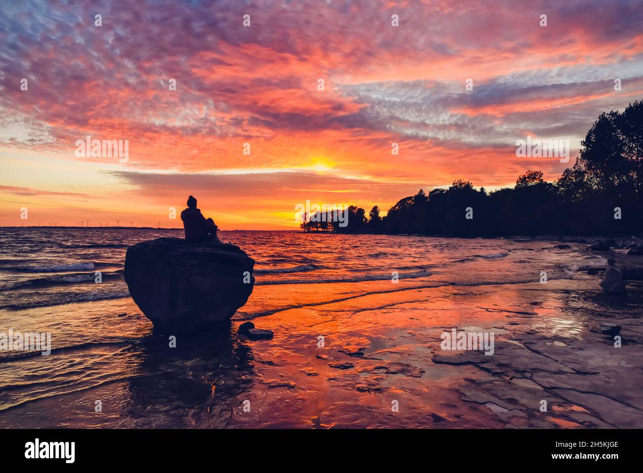 Silhouette woman sitting on rock hi-res stock photography and images ...