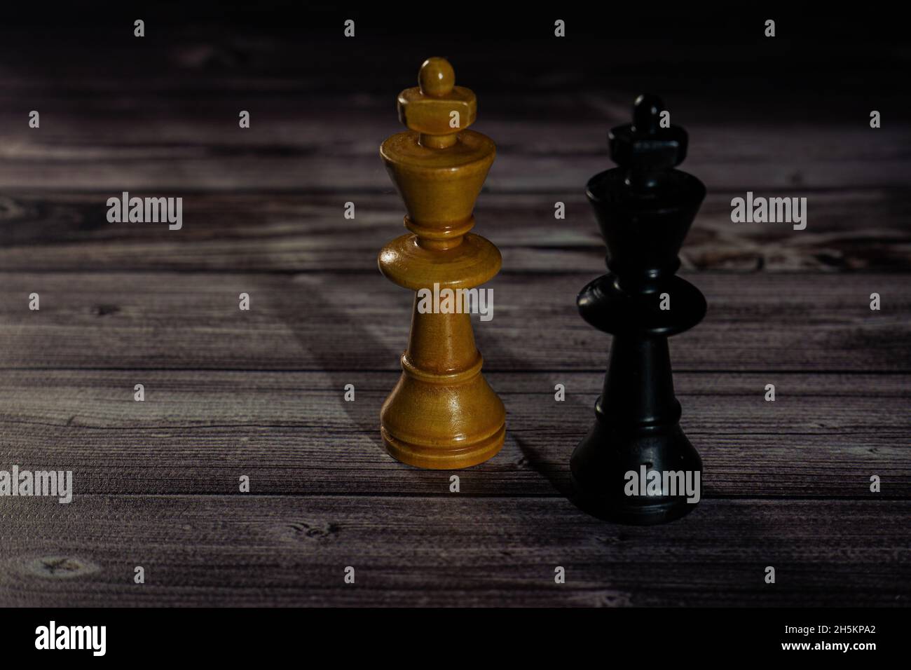 King facing hi-res stock photography and images - Alamy