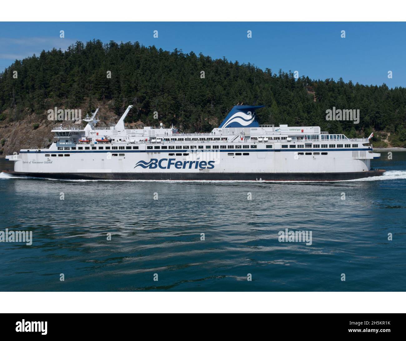 The Spirit of Vancouver Island ferry travels through Active Pass on it ...