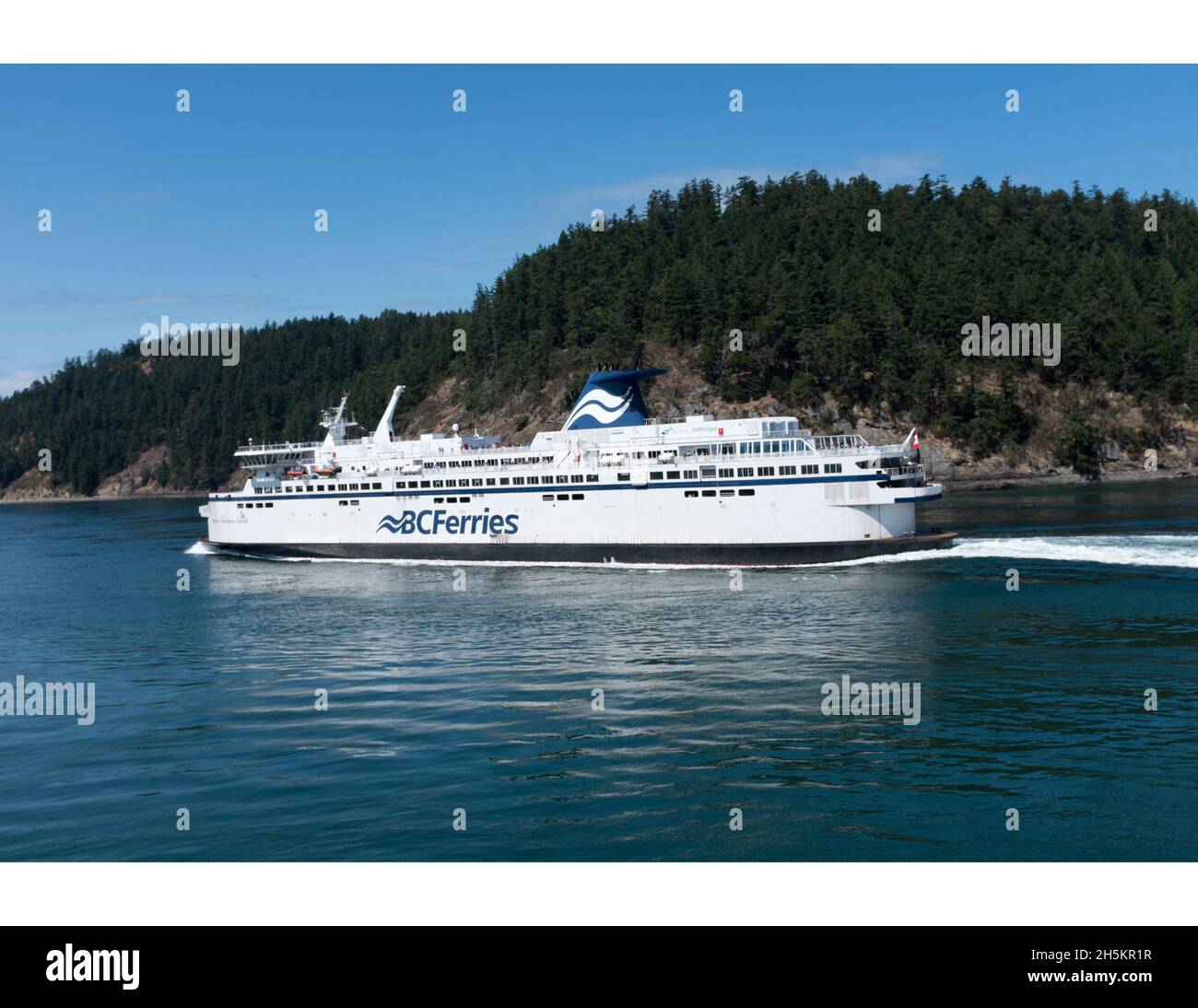The Spirit of Vancouver Island ferry travels through Active Pass on it ...