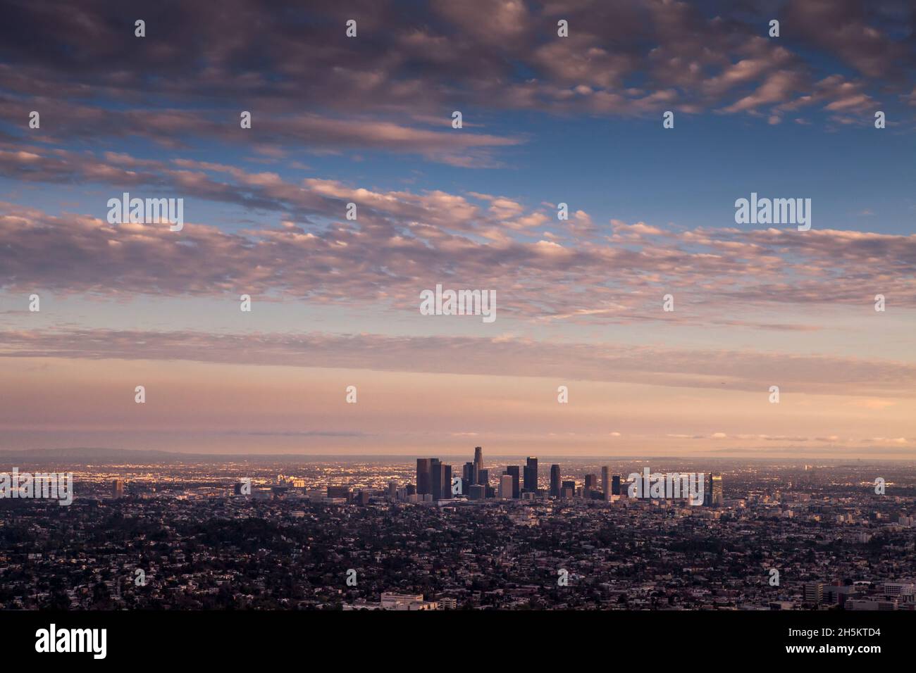 Los angeles skyline at sunset hi-res stock photography and images - Alamy