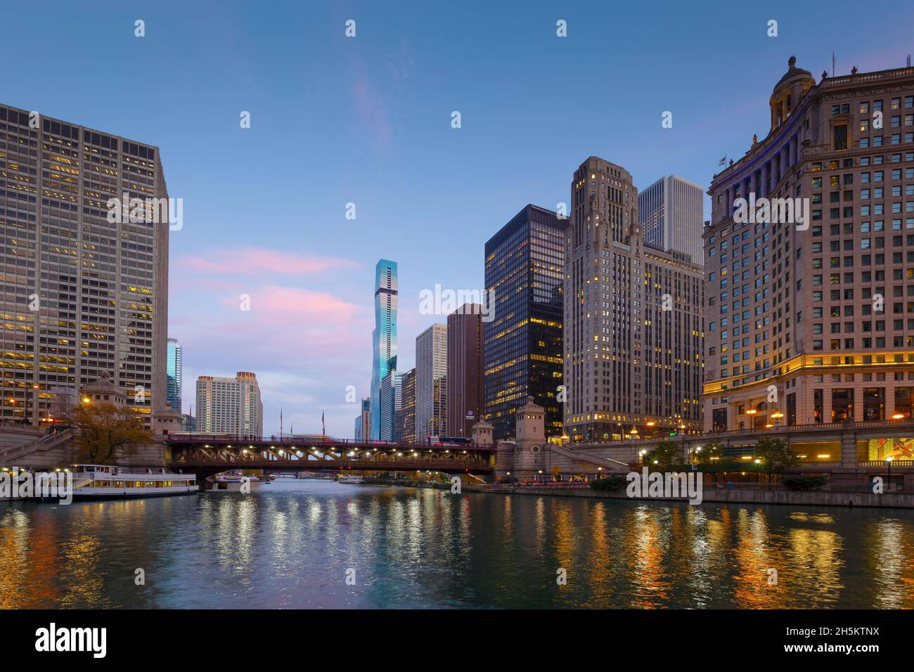 Chicago river skyscraper hi-res stock photography and images - Alamy