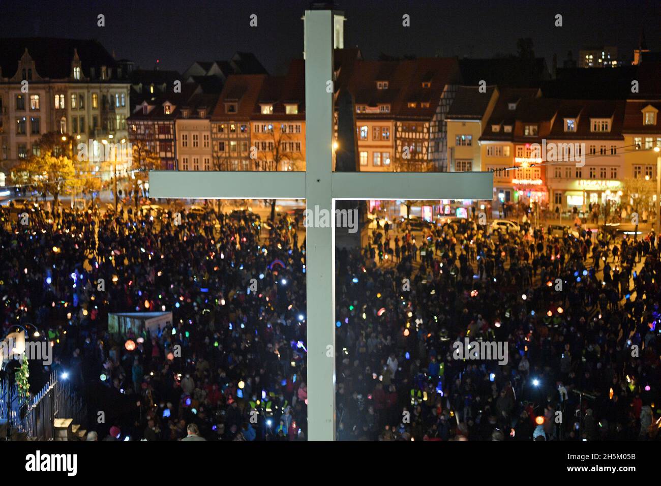 Erfurt, Germany. 10th Nov, 2021. People with lanterns have gathered on ...
