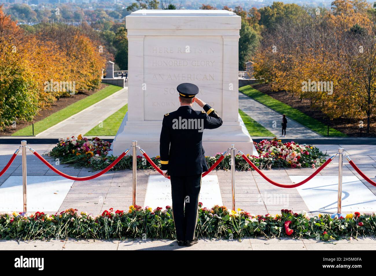 Us military soldier salutes hi-res stock photography and images - Alamy