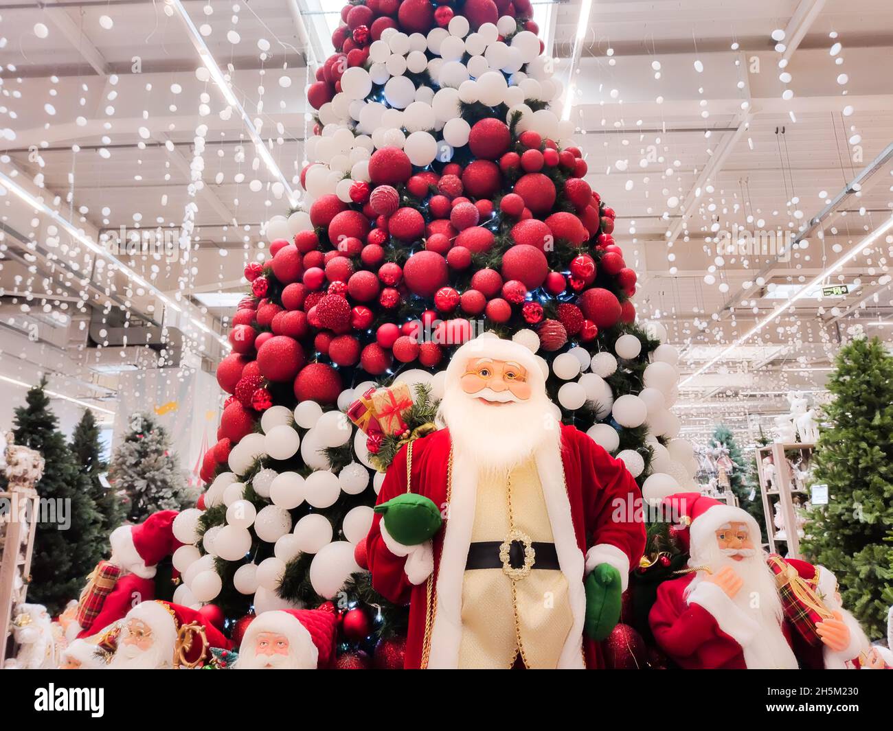 Santa claus shopping mall hi-res stock photography and images - Alamy