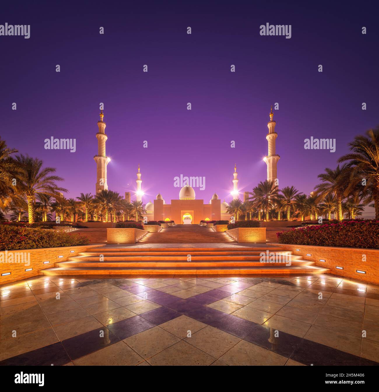 View of Sheikh Zayed Grand Mosque from the road at night, Abu-Dhabi ...