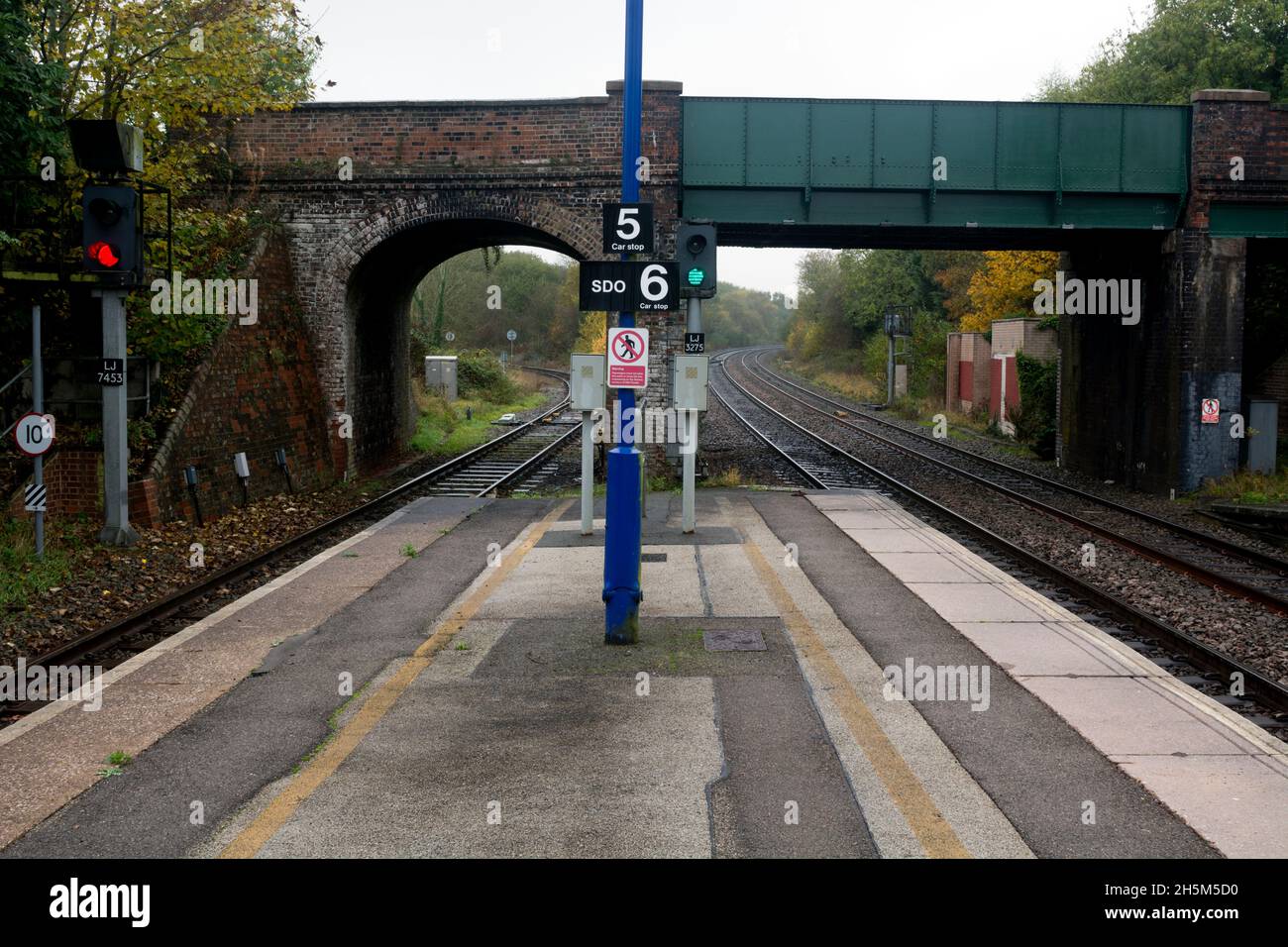 Hatton railway station and road bridge on a dull autumn day ...