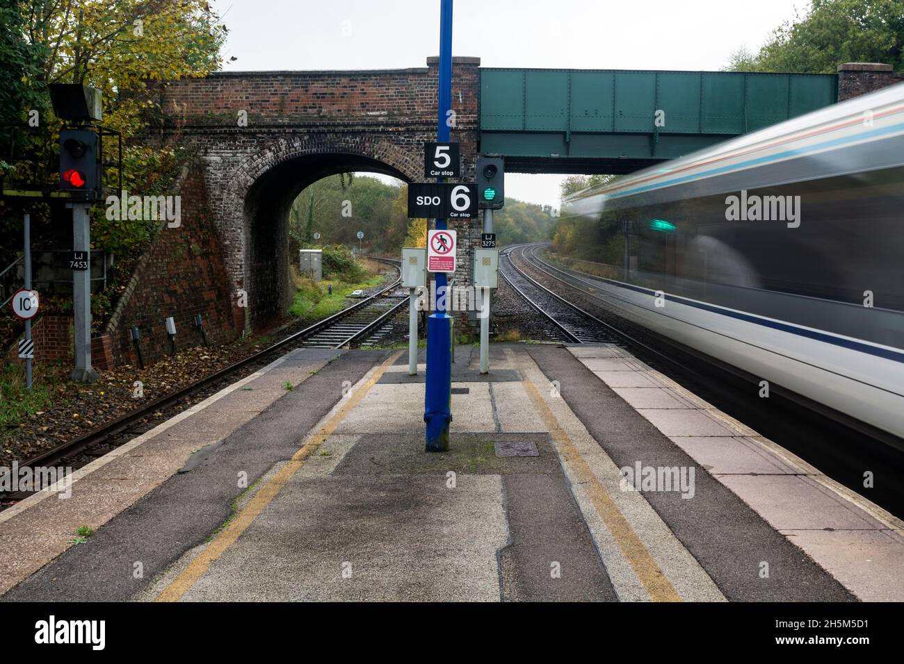 A Chiltern Railways train passing through Hatton railway station ...