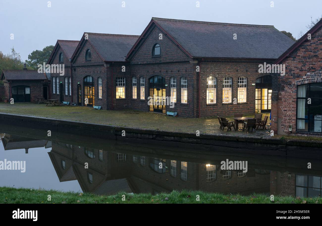 Canal and River Trust Offices, Hatton Locks, Grand Union Canal ...