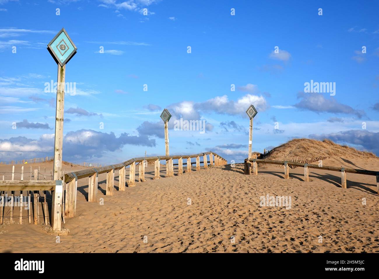Fence in a sandy area Stock Photo - Alamy