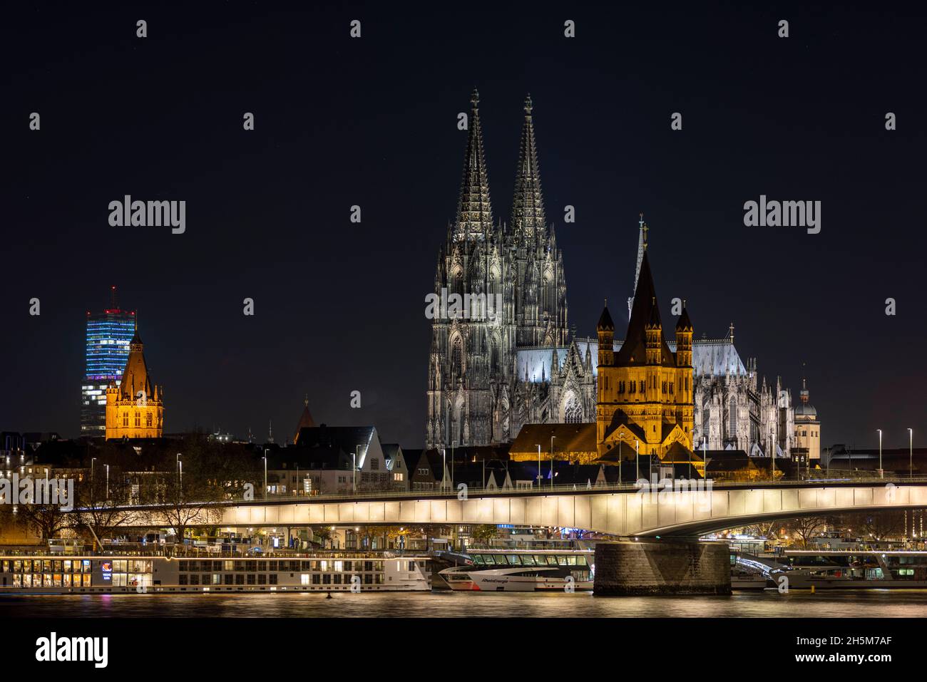 Cologne landmark buildings beautiful illiminated on autumn evening ...
