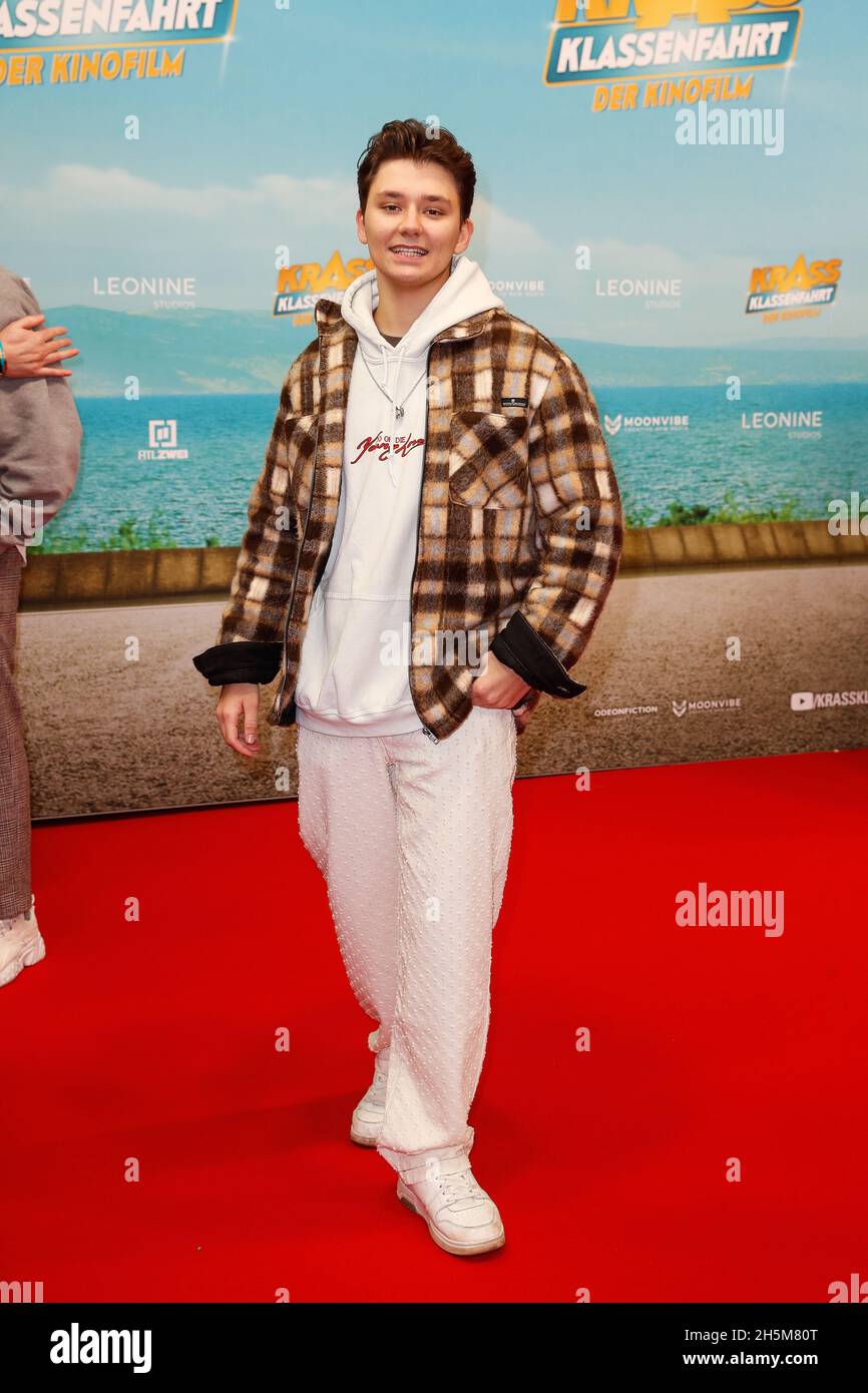 Berlin, Germany. 10th Nov, 2021. Keanu Rapp comes to the premiere of ...