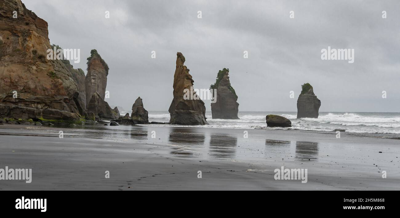 Three sisters cliffs New zealand Stock Photo - Alamy