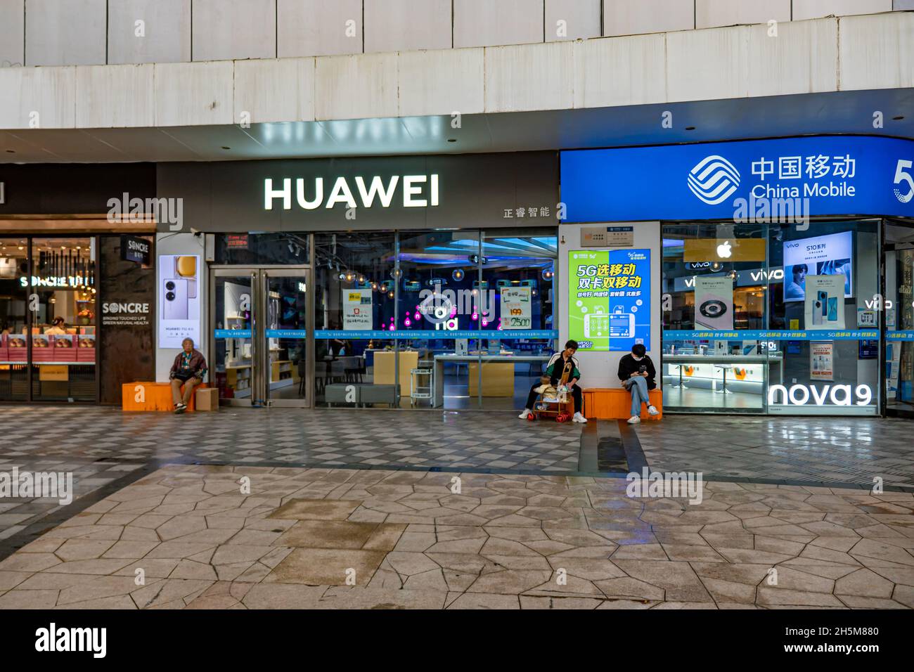Huawei signage hi-res stock photography and images - Alamy