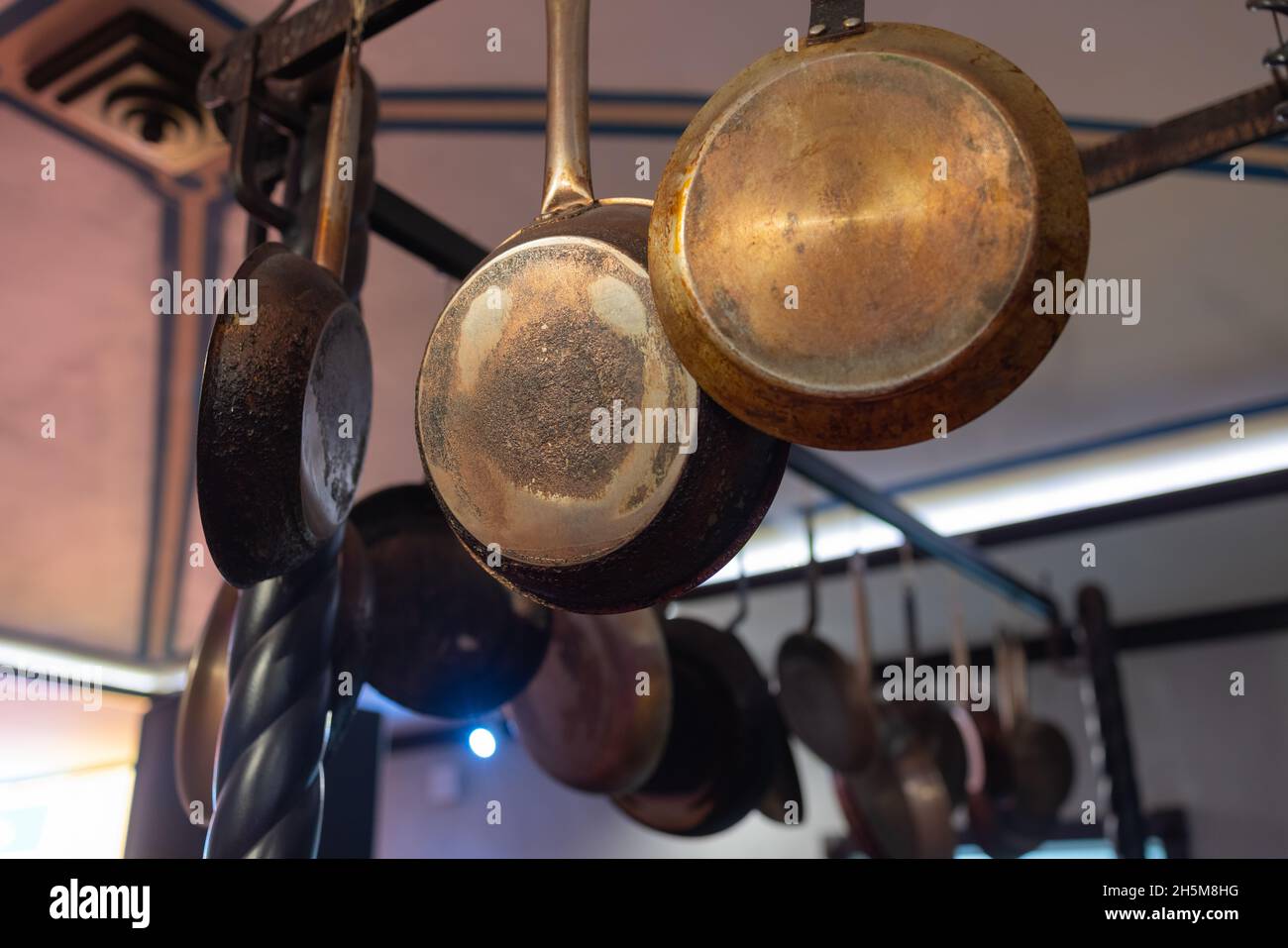 Hanging saucepans hi-res stock photography and images - Alamy