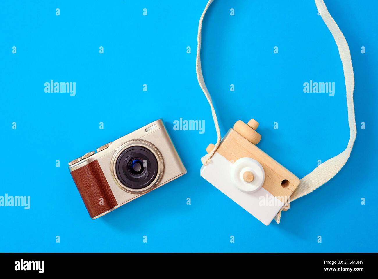 Two cameras, one modern and one old, compared one next to the other ...