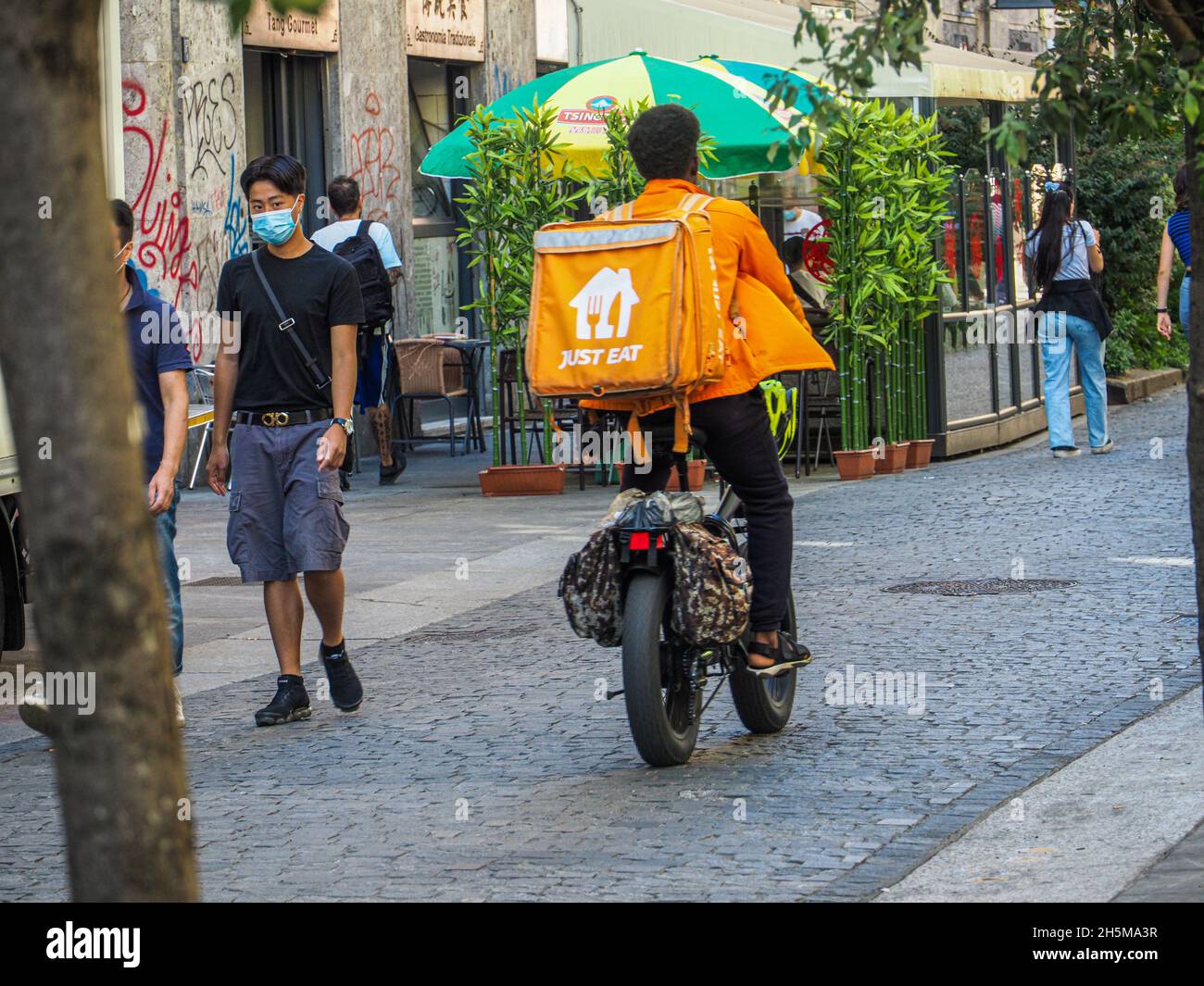 Delivery courier rider bike italy hi-res stock photography and images ...