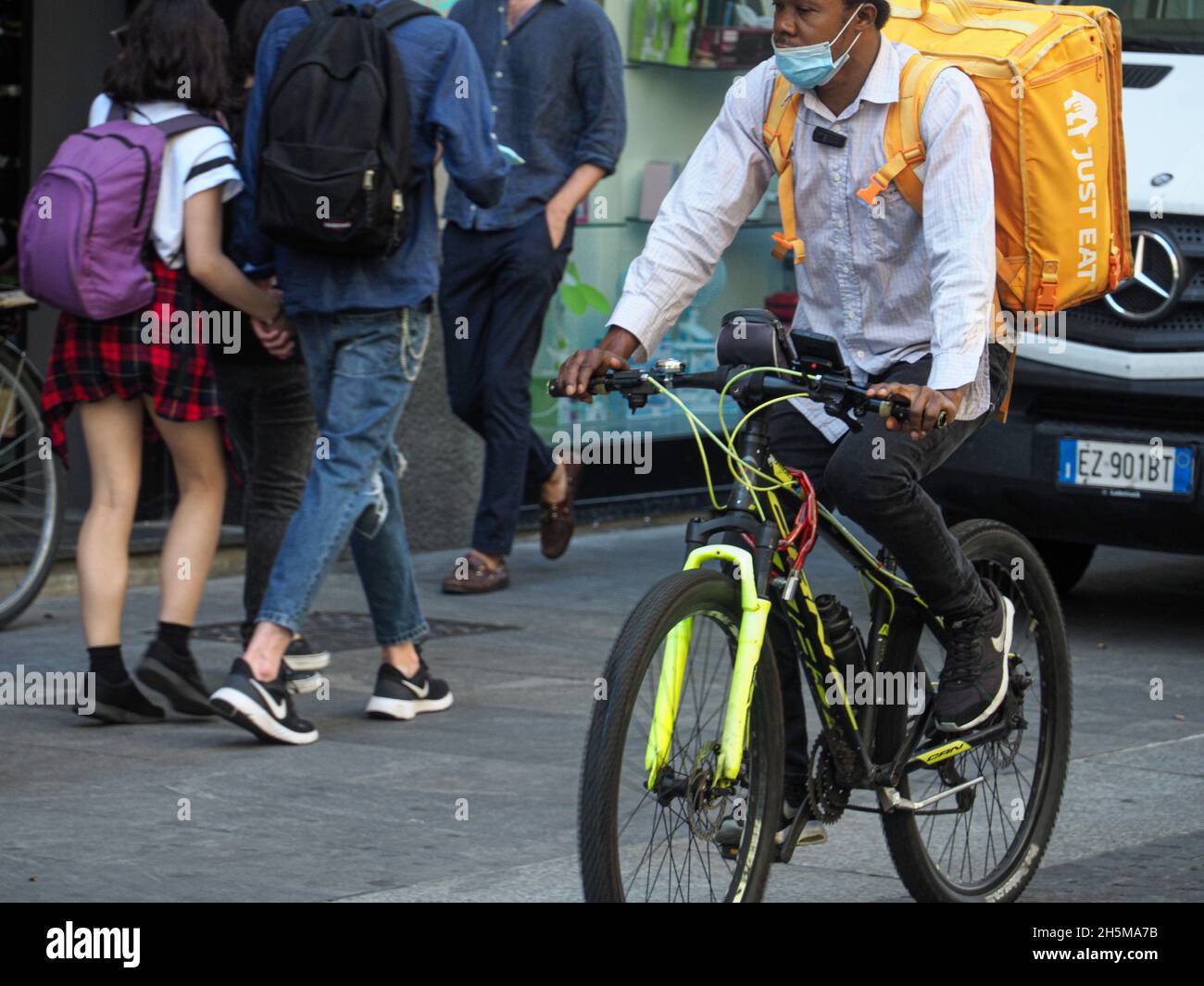 Delivery courier rider bike italy hi-res stock photography and images ...