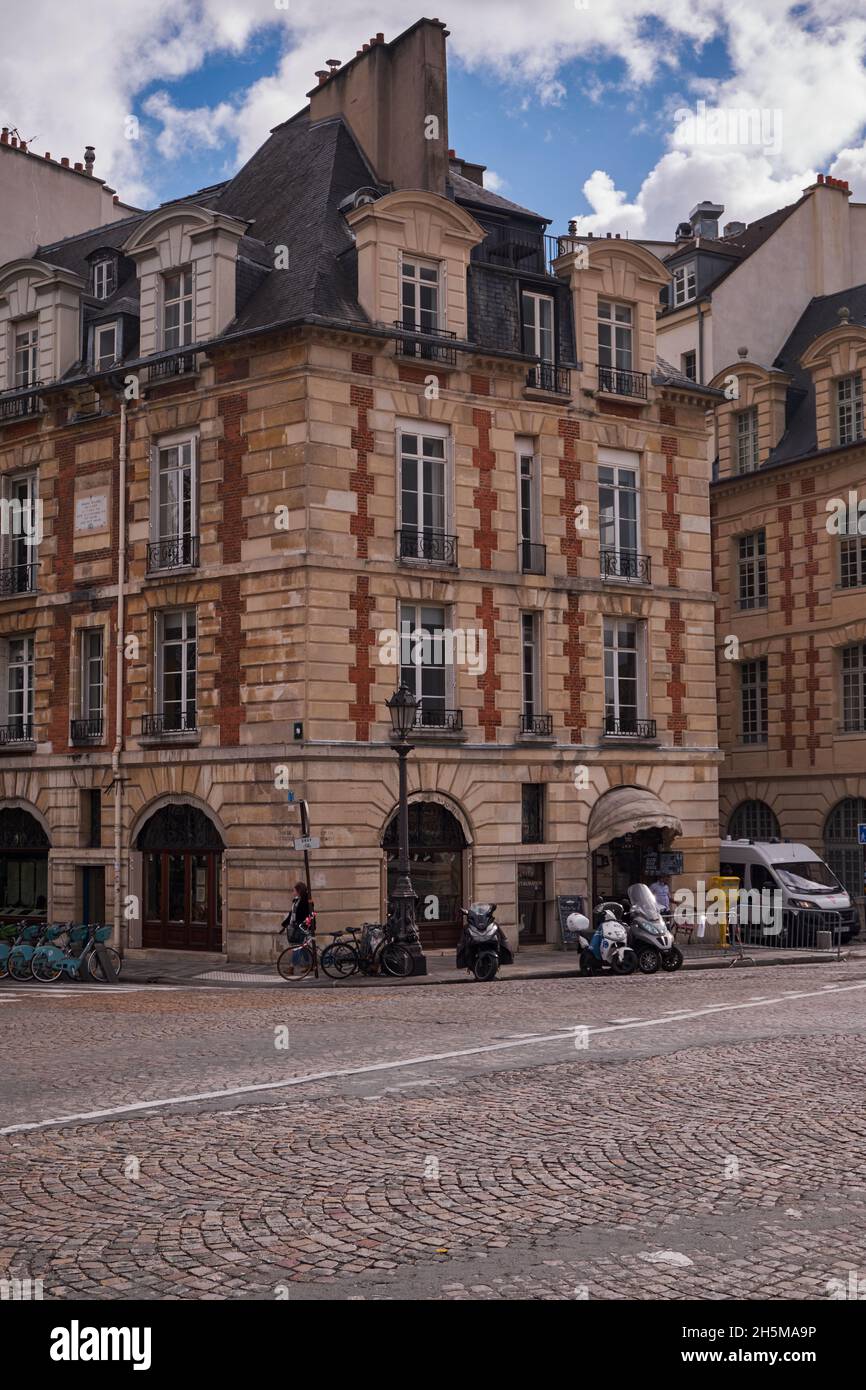 Beautiful Tradional and Old Parisian Bulding Facade with Red and White ...
