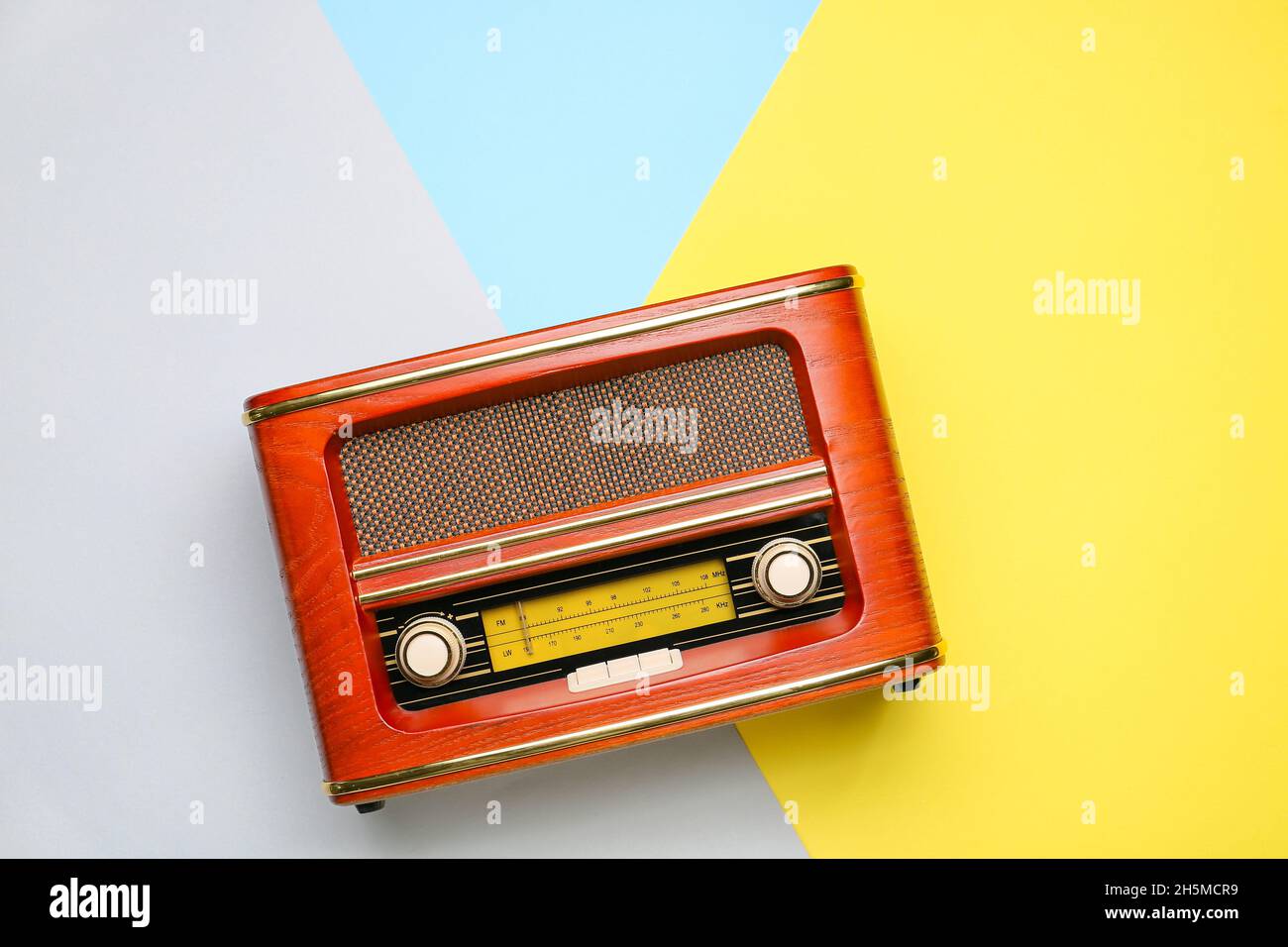 Vintage radio receiver on color background Stock Photo - Alamy