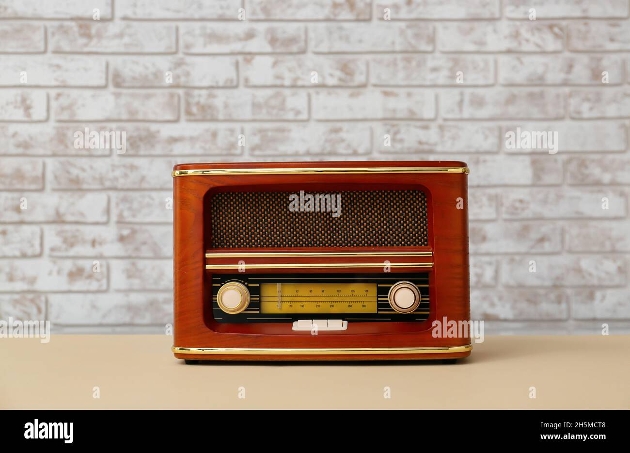 Vintage radio receiver on table in room Stock Photo - Alamy