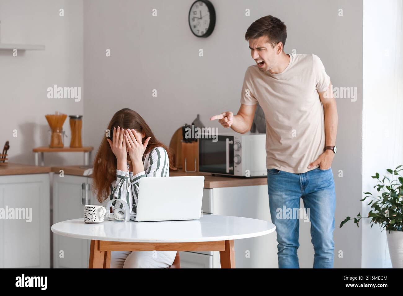 Young man shouting at his girlfriend in kitchen Stock Photo - Alamy