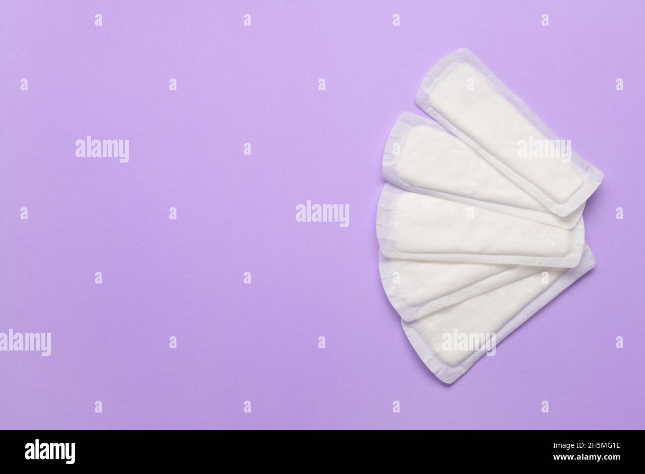 Menstrual pads on purple background Stock Photo - Alamy