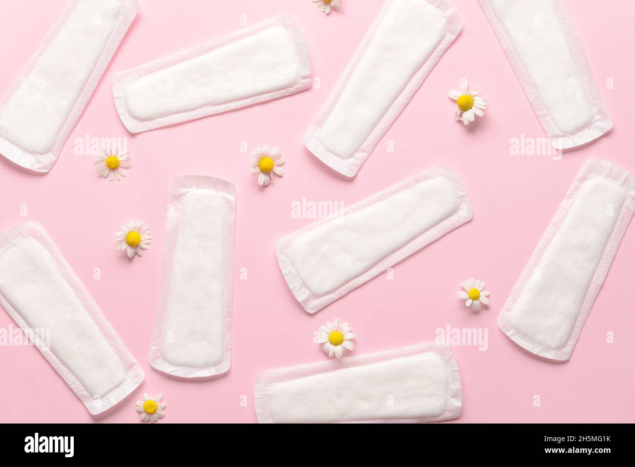 Menstrual pads and chamomile flowers on pink background Stock Photo - Alamy