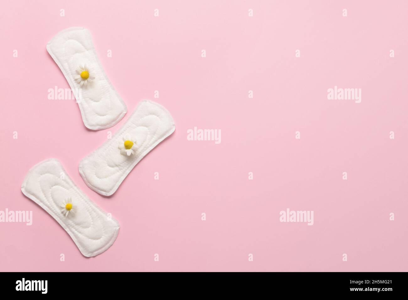Menstrual pads and chamomile flowers on pink background Stock Photo - Alamy