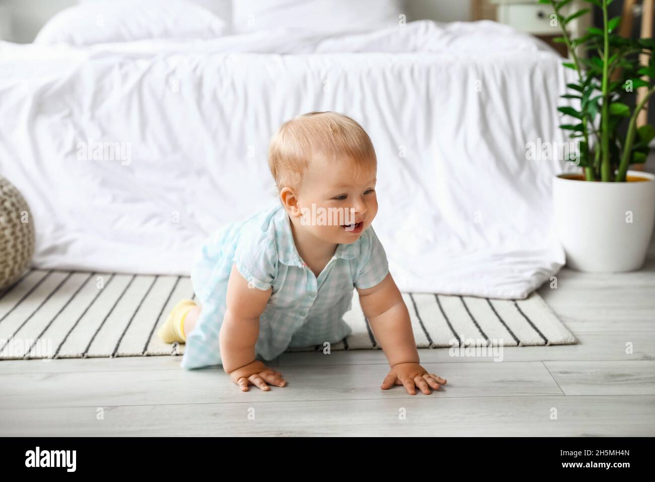 Infant girl crawling step hi-res stock photography and images - Alamy