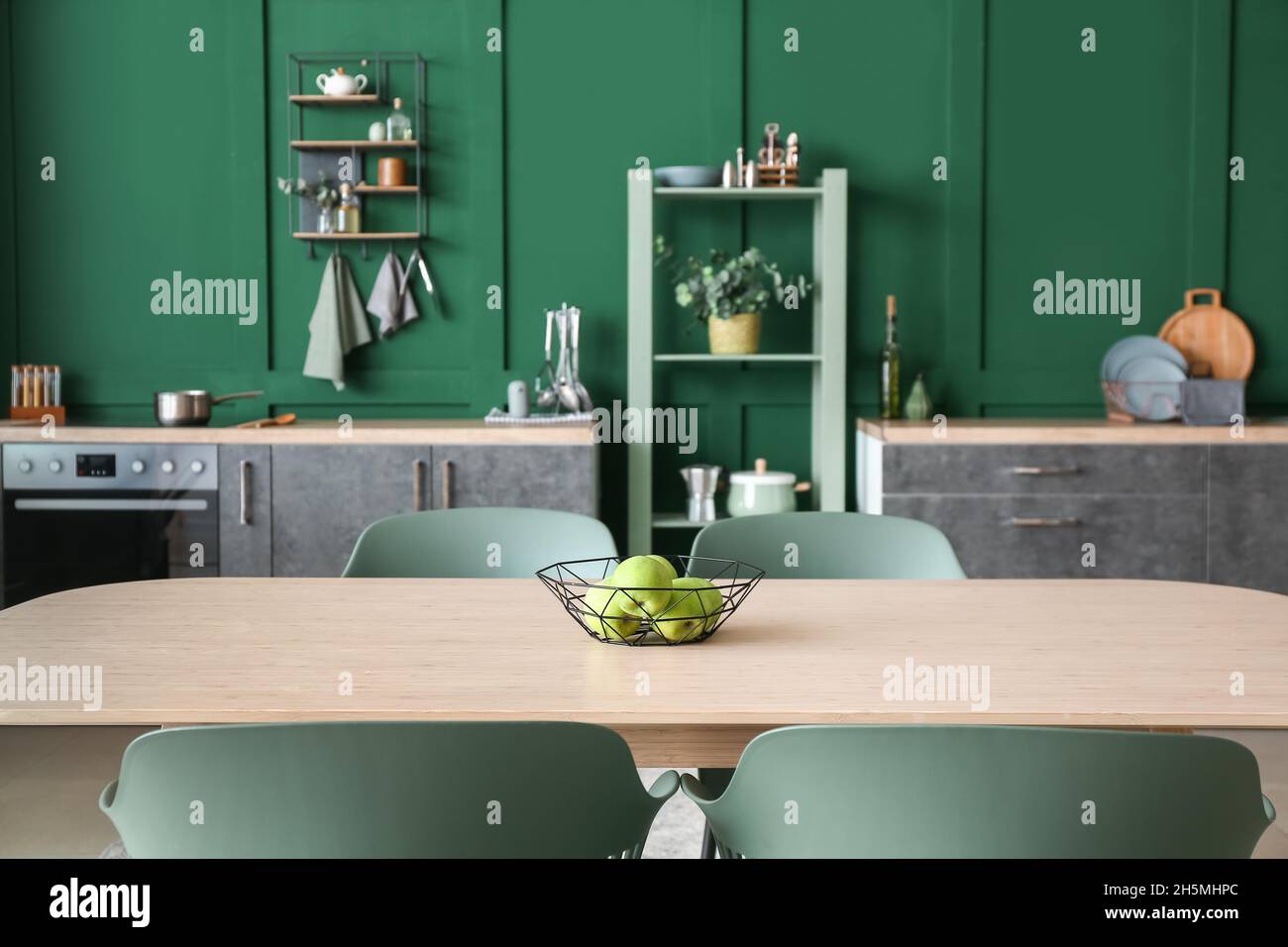 Dining table with green apples in stylish kitchen Stock Photo - Alamy