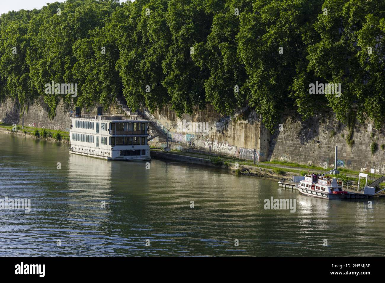 Lakeside boathouse hi-res stock photography and images - Alamy
