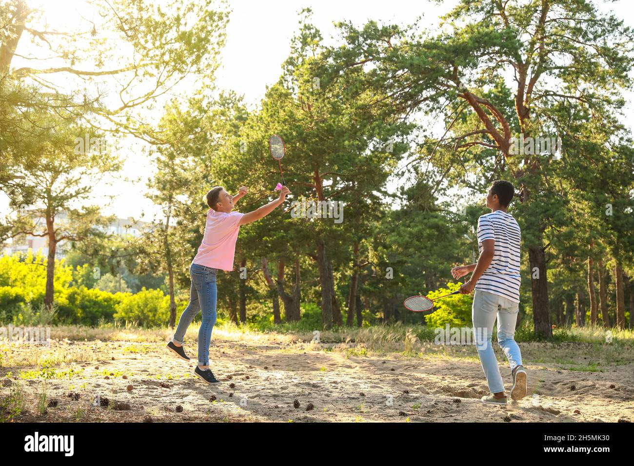 Friends playing badminton hi-res stock photography and images - Alamy