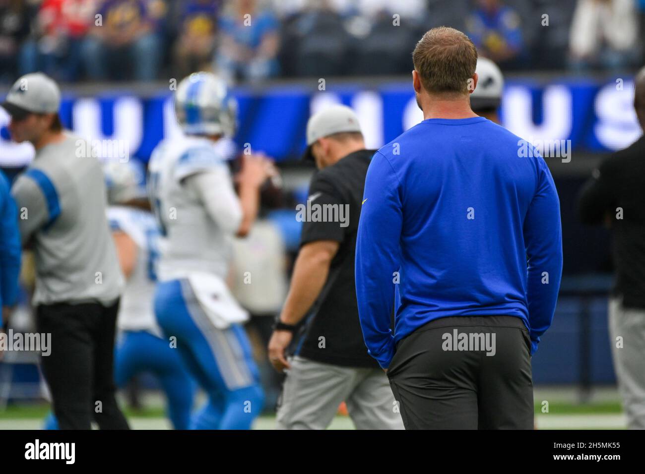 Nfl quarterback throwing ball hi-res stock photography and images - Alamy