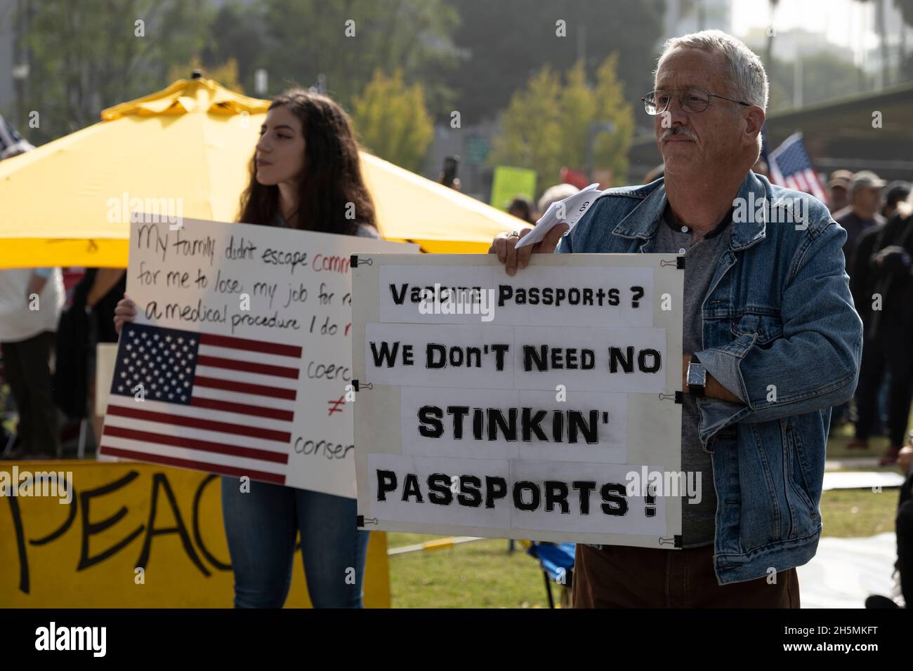 Hold sign hi-res stock photography and images - Alamy