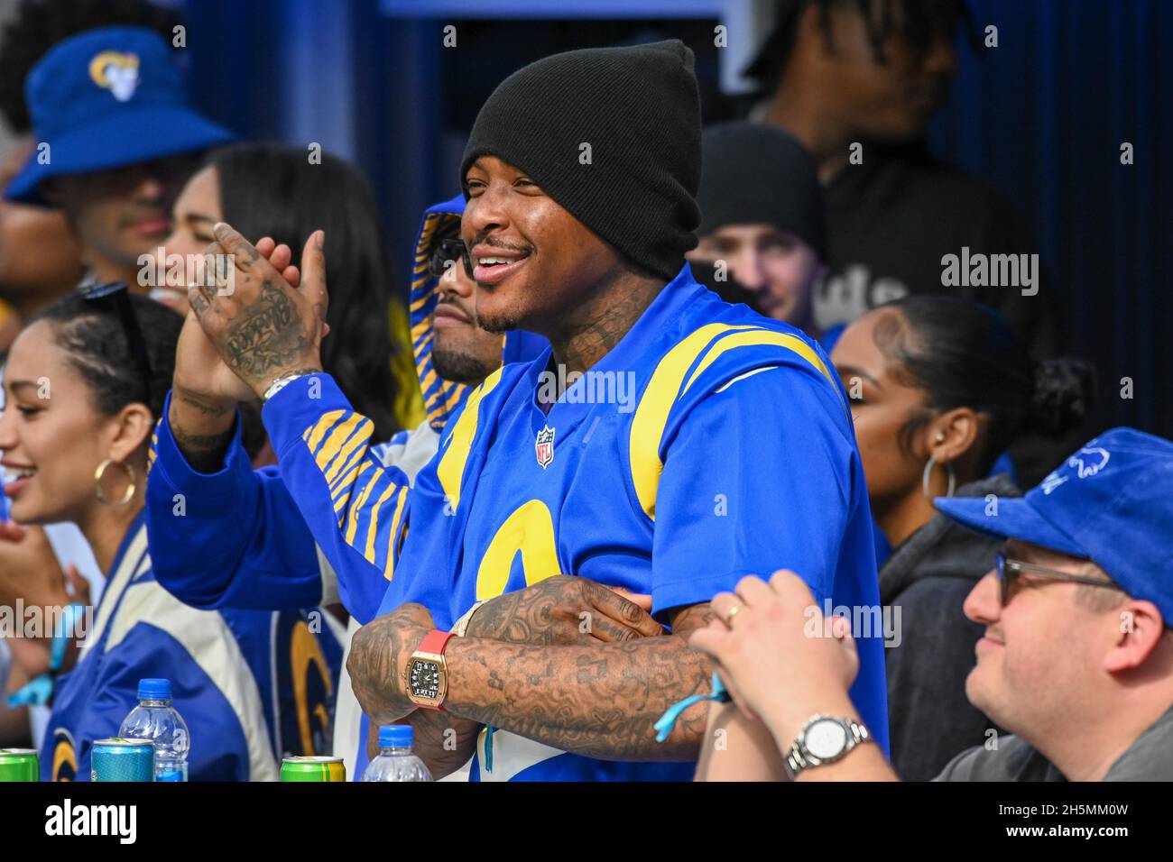 Attends the 24 hi-res stock photography and images - Alamy