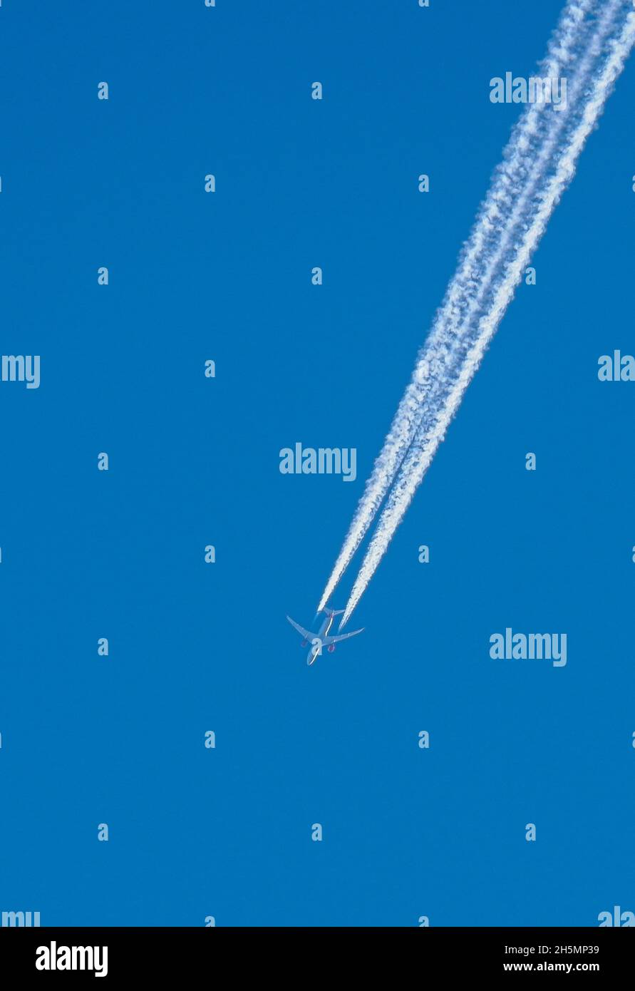 Vertical shot airplane trail hi-res stock photography and images - Alamy