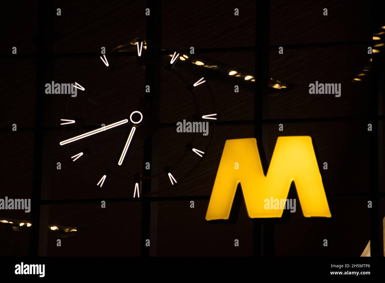 Rotterdam central station at night hi-res stock photography and images ...