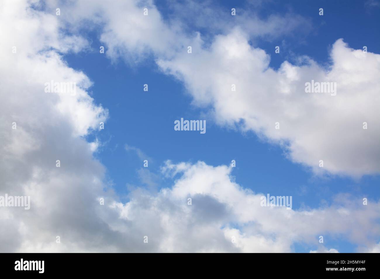 Fluffy cluds hi-res stock photography and images - Alamy