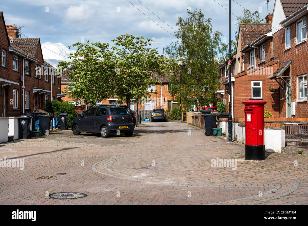 A traffic calming "shared surface" street design in a retrofitted Home ...