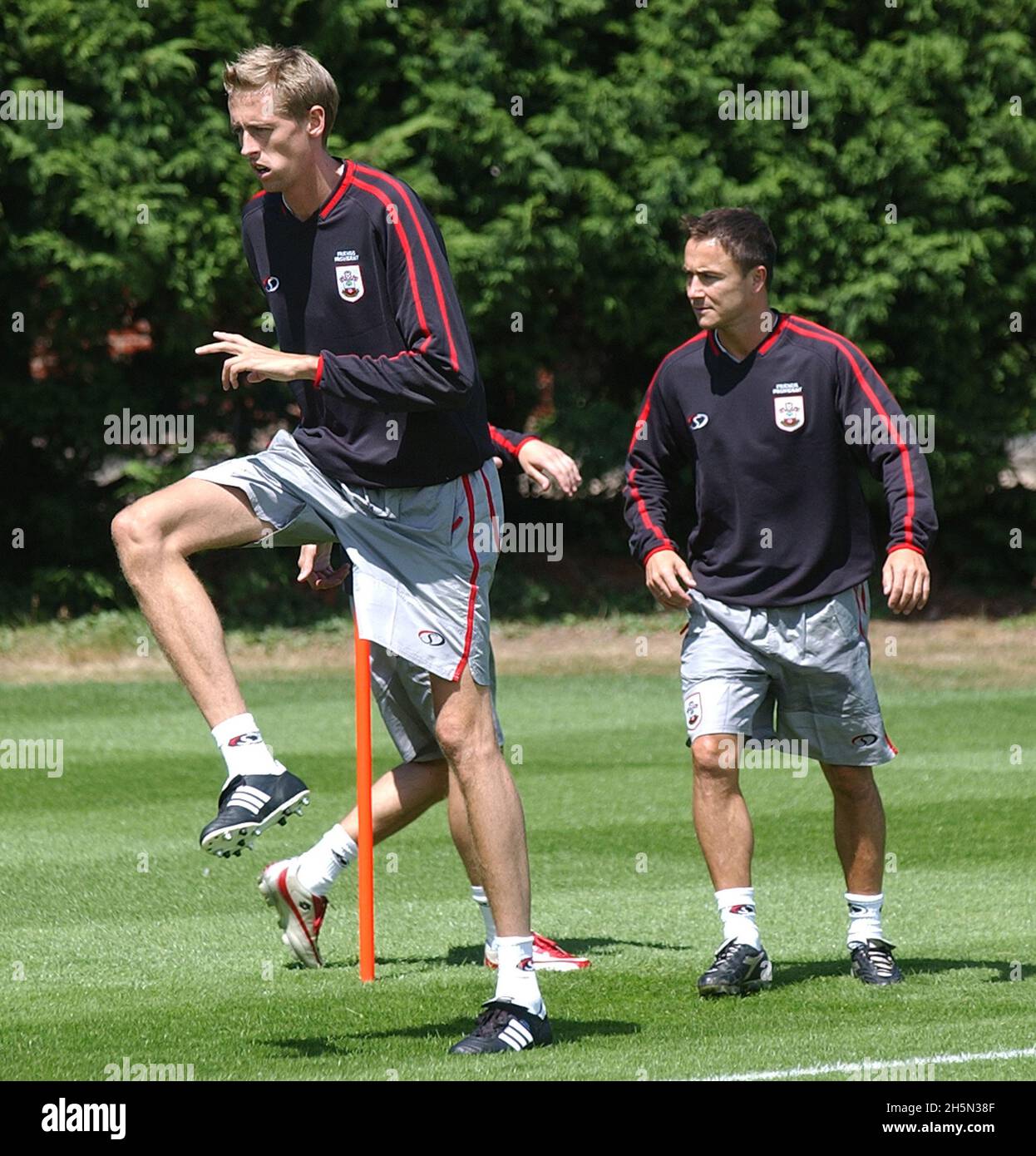 SOUTHAMPTON TRAINING 4-07-05 PETER CROUCH AND DENNIS WISE. PIC MIKE ...