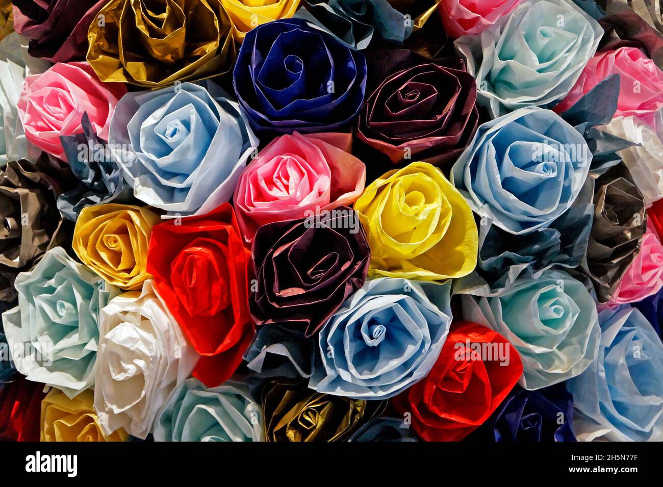 How to make paper flowers hi-res stock photography and images - Alamy