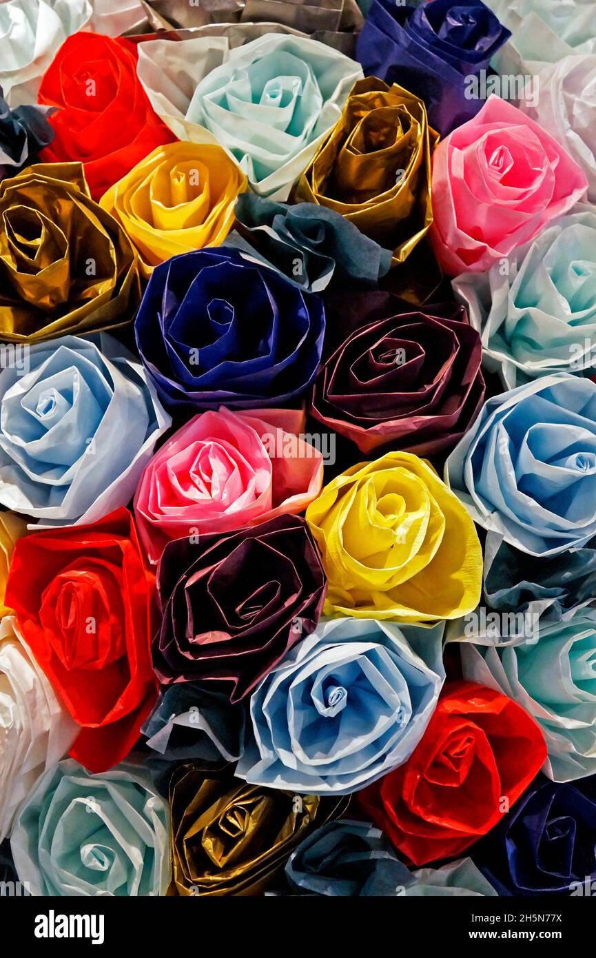 How to make paper flowers hi-res stock photography and images - Alamy
