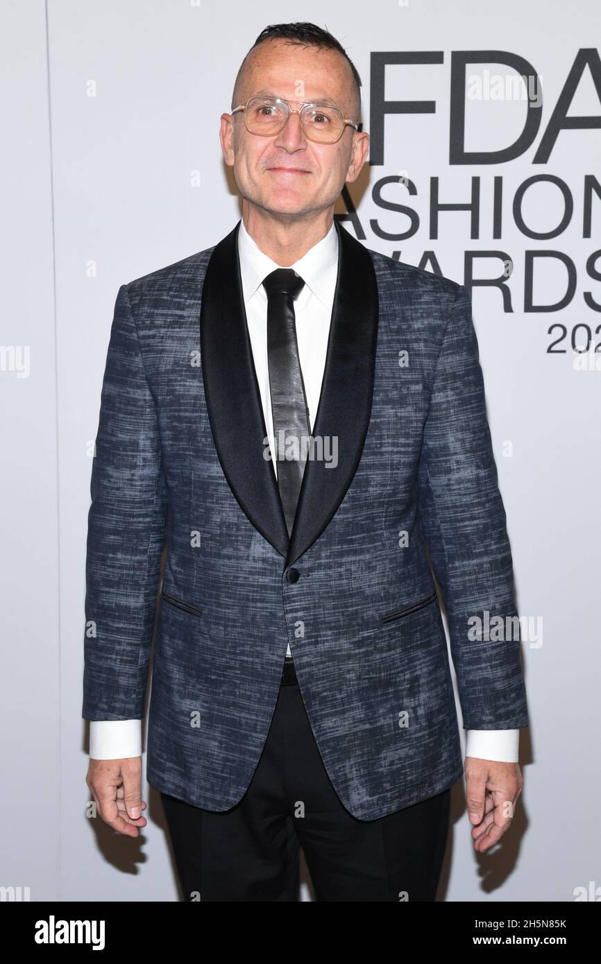 Steven Kolb walking on the red carpet at the 2021 CFDA Fashion Awards ...