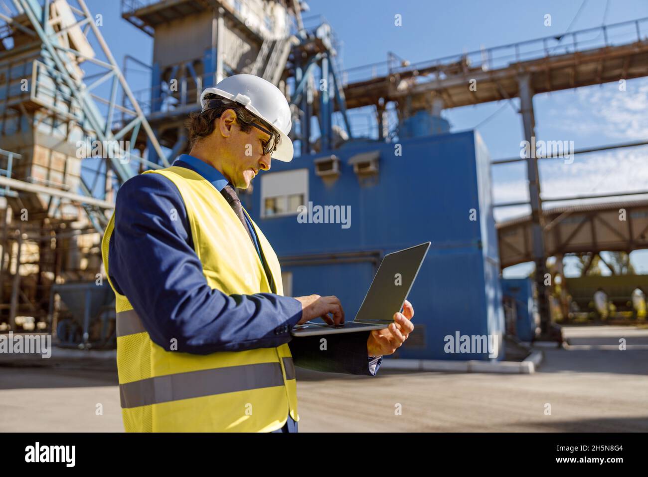 Engineer working on factory hi-res stock photography and images - Alamy