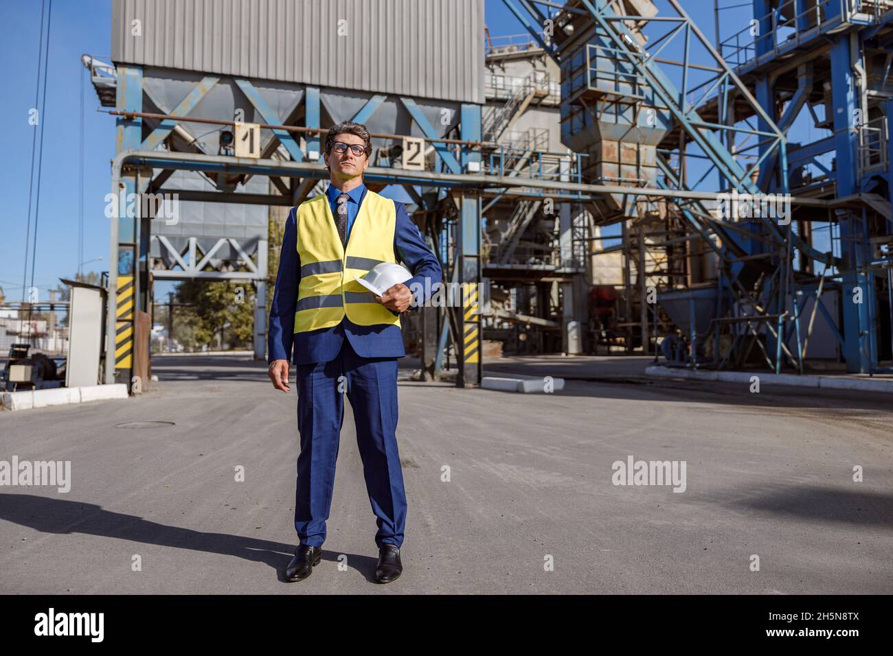 Builder standing road hi-res stock photography and images - Alamy