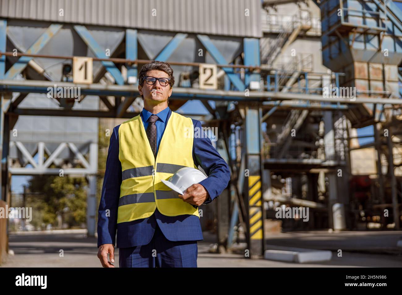 Engineer standing plant hi-res stock photography and images - Alamy