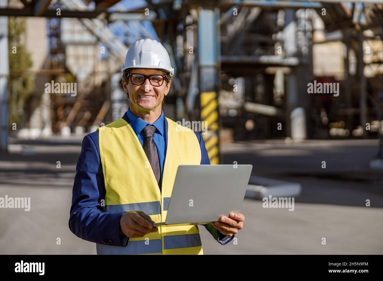 Worker notebook hi-res stock photography and images - Alamy